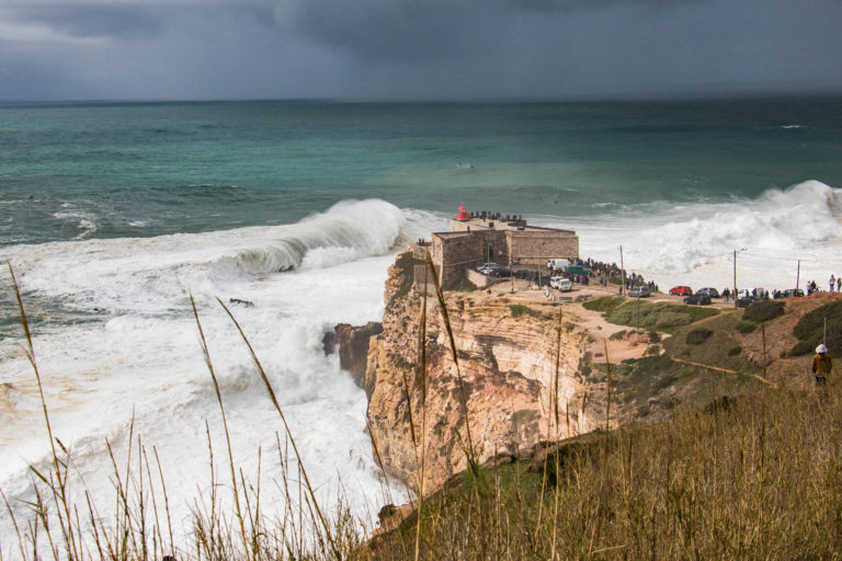 Seeing 100 feet waves in Nazaré, Portugal - Itinera-magica.com