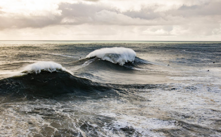 Seeing 100 feet waves in Nazaré, Portugal - Itinera-magica.com
